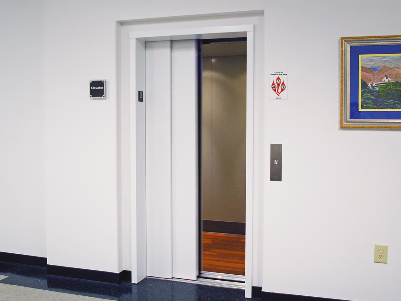 Cost-efficient commercial elevator | Cibes Symmetry